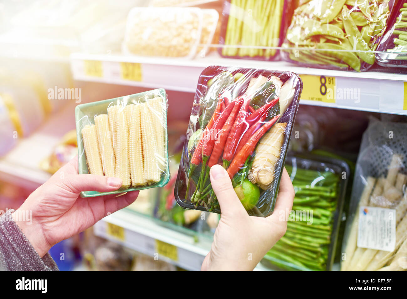 Supermarket corn hi-res stock photography and images - Alamy