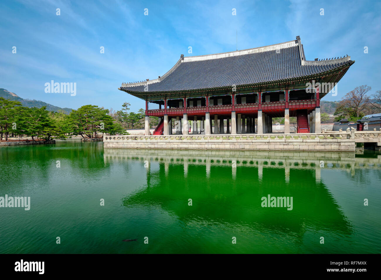 Gyeonghoeru pavillion royal banquet hall hi-res stock photography and ...