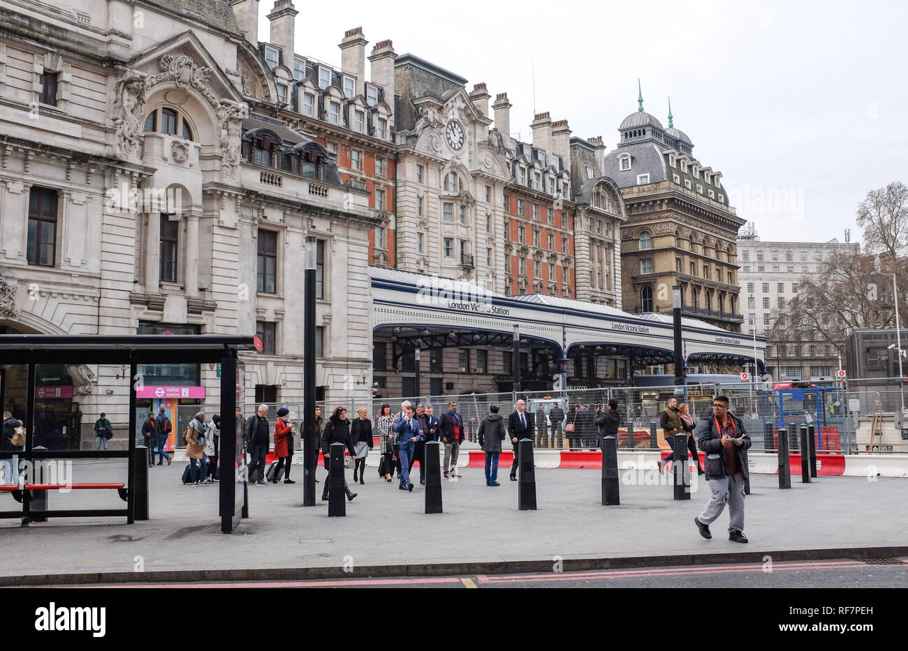 Uk rail stations hi-res stock photography and images - Alamy