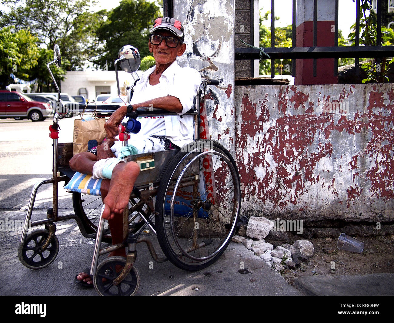 Old poor filipino man hi-res stock photography and images - Alamy