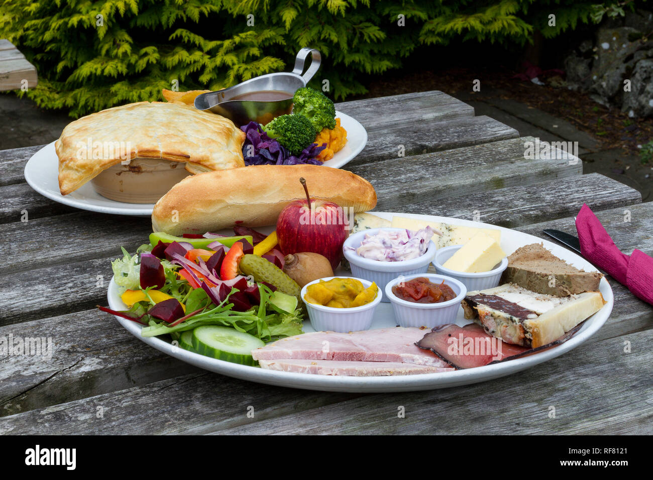 Ploughmans lunch hi-res stock photography and images - Alamy