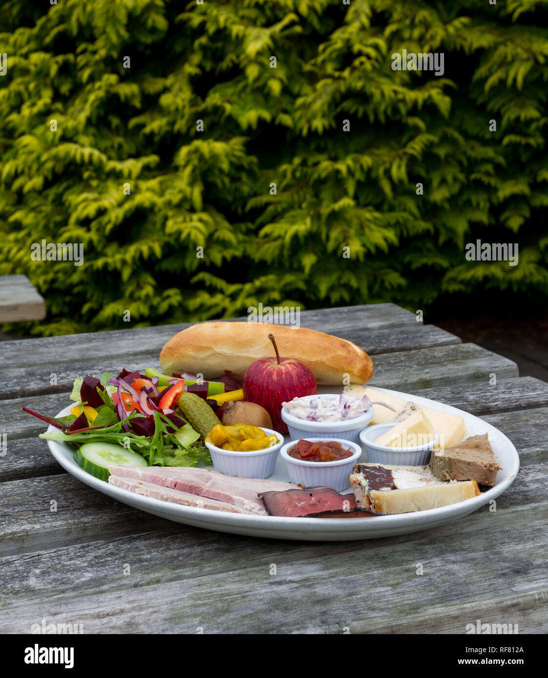 Ploughman's lunch hi-res stock photography and images - Alamy