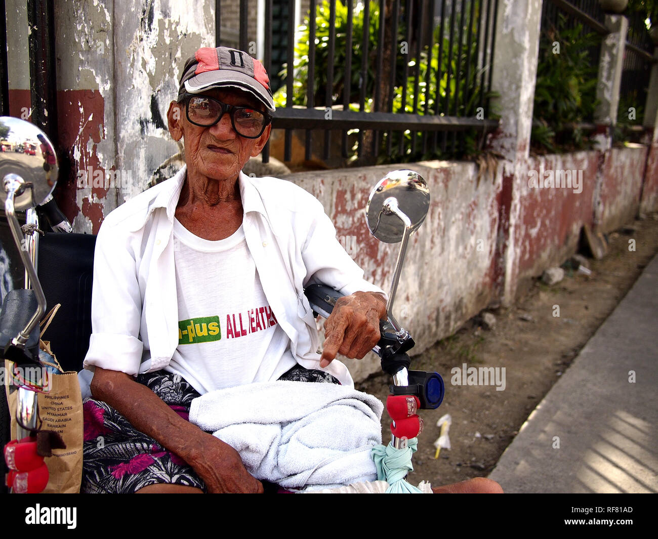 Old poor filipino man hi-res stock photography and images - Alamy