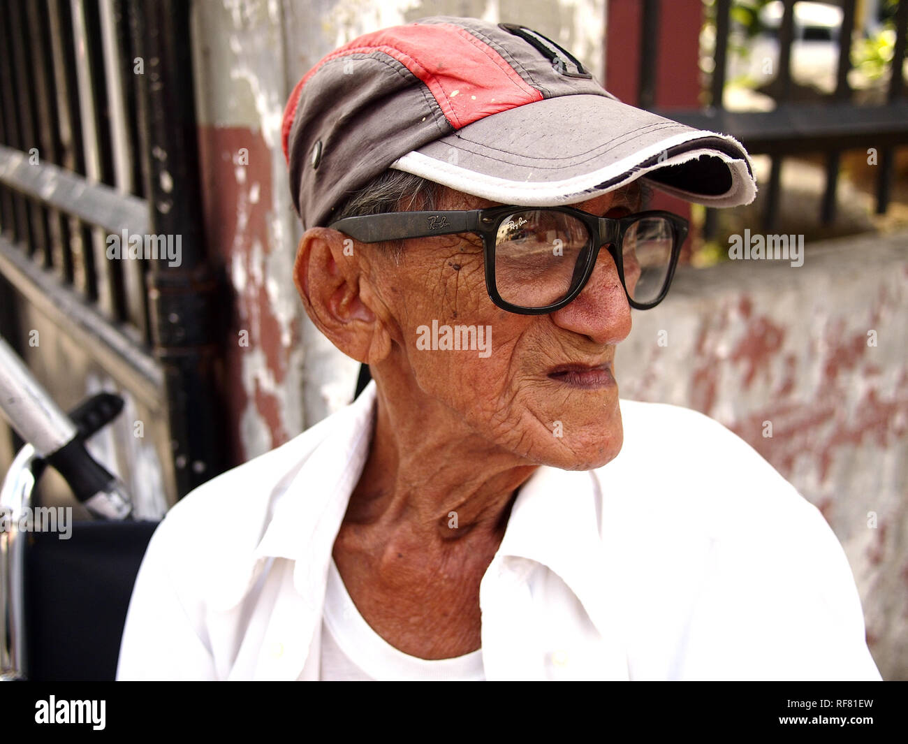 Old poor filipino man hi-res stock photography and images - Alamy