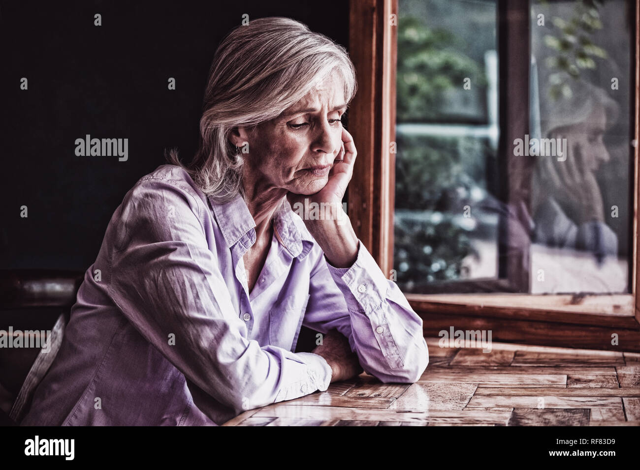 Shop window sad senior woman hi-res stock photography and images - Alamy