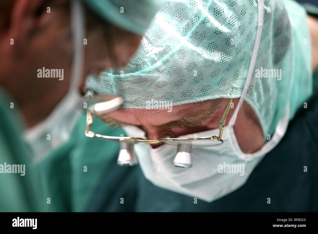 Surgeons op hi-res stock photography and images - Alamy