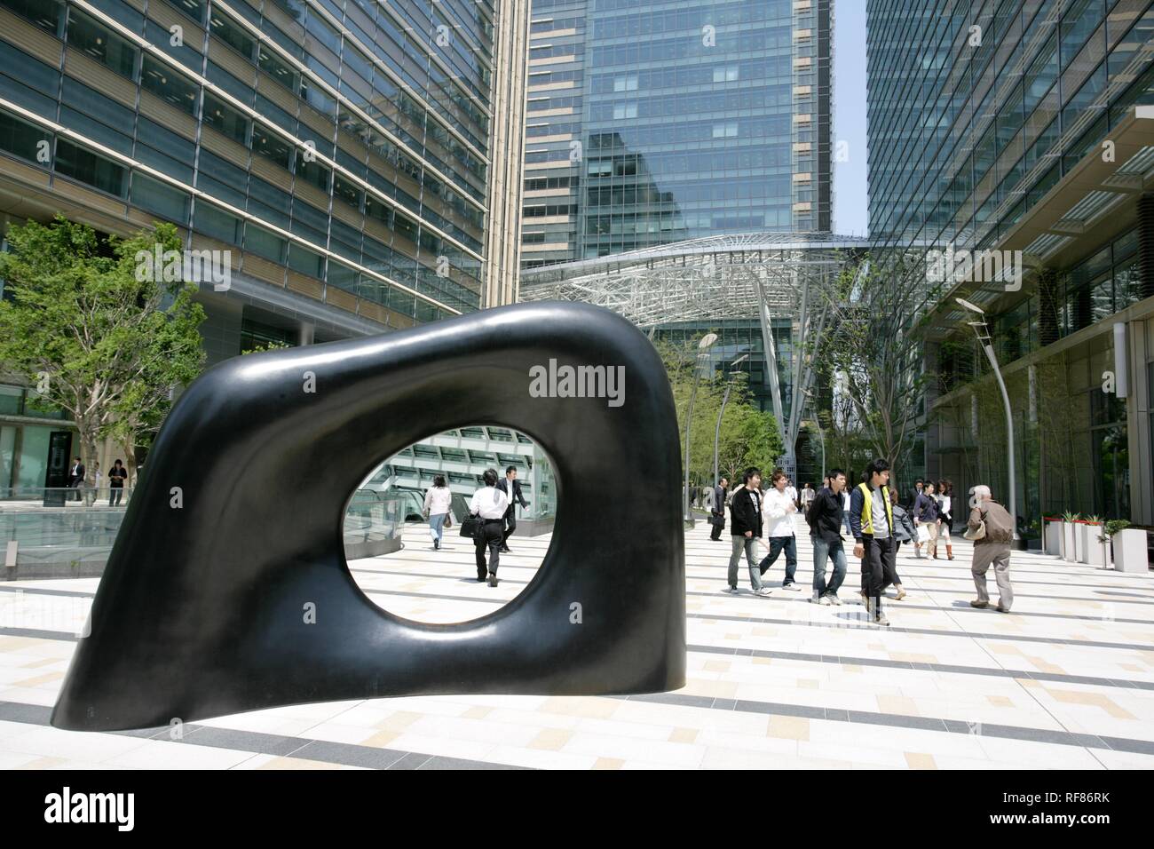 Sculpture Shape of mind by Kan Yasuda, Tokyo Midtown Complex with the ...