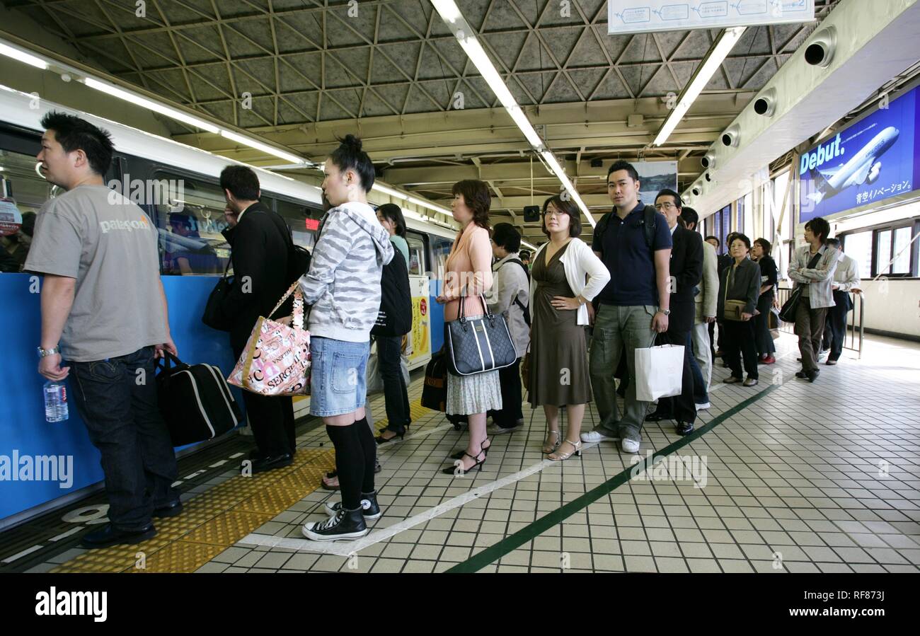 Waiting passengers at Hamamatsucho station, Tokyo, Japan, Asia Stock ...