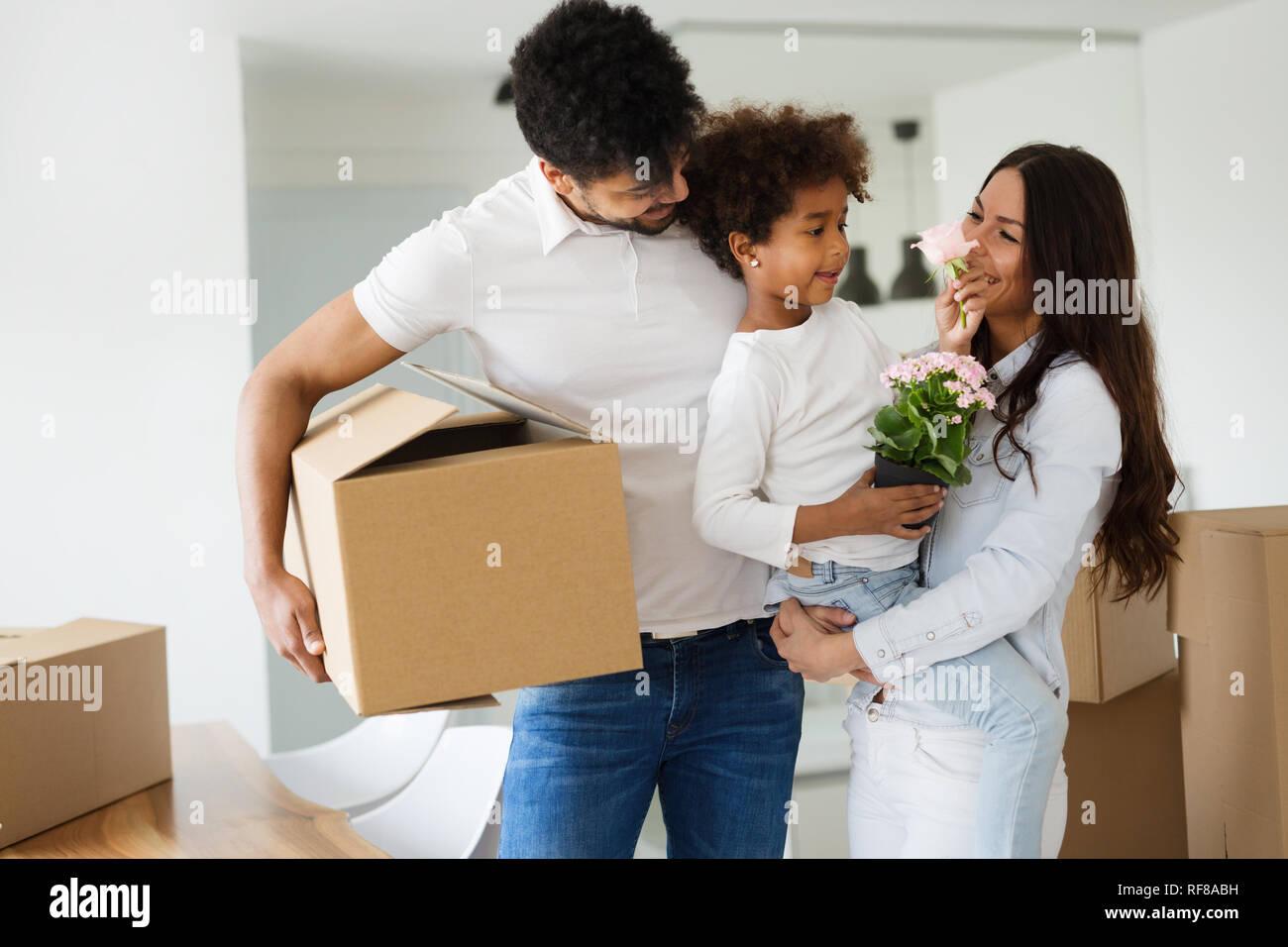 Child parents moving home hi-res stock photography and images - Alamy