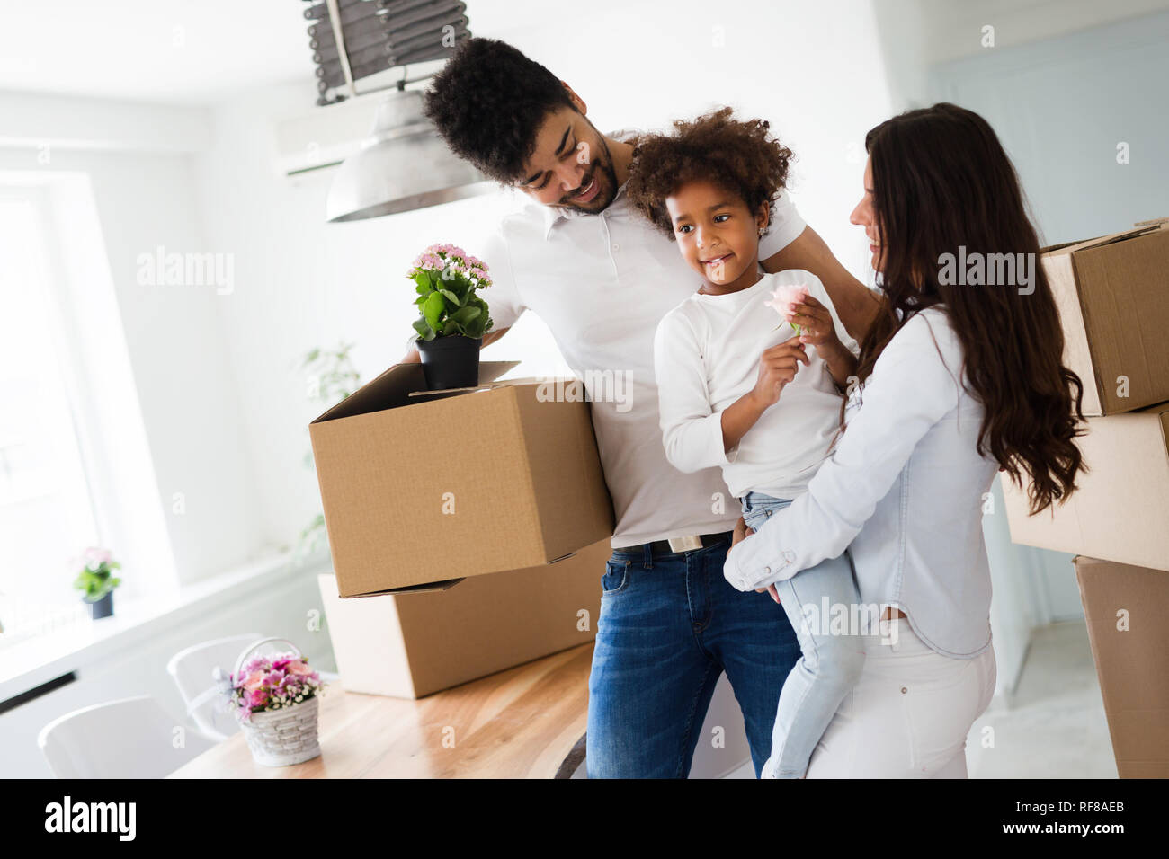 Child parents moving home hi-res stock photography and images - Alamy