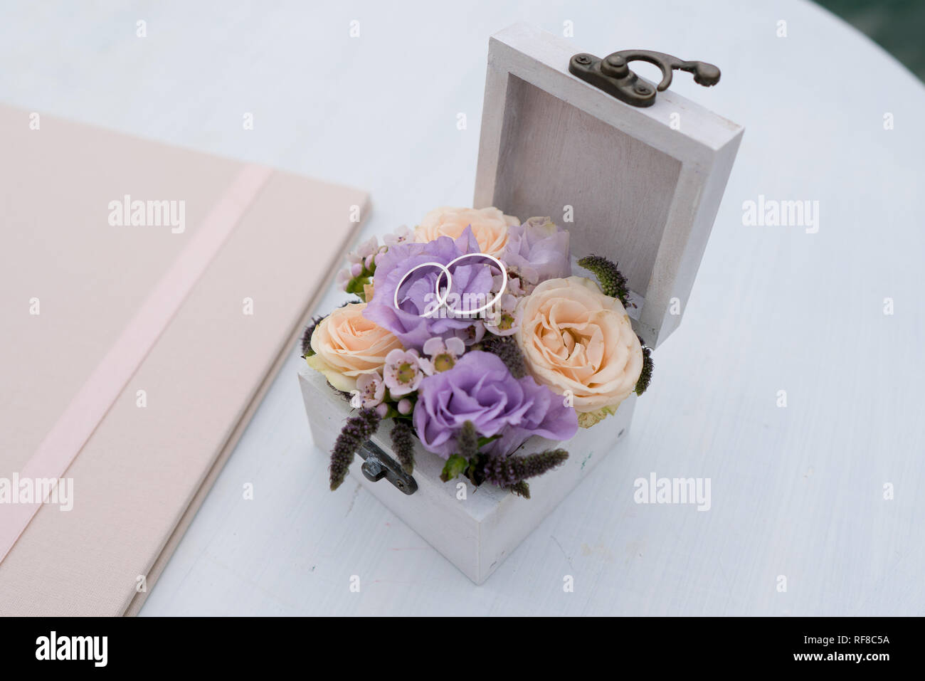 casket with wedding rings and fresh flowers for wedding ceremony Stock ...