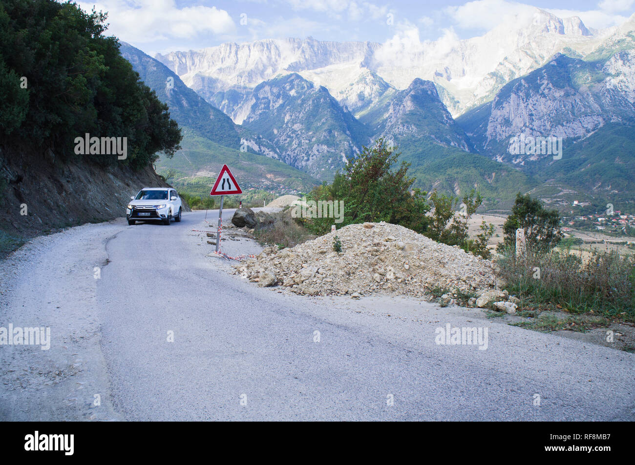 The raod alongside the Viosa before confluence between Lengarica and ...