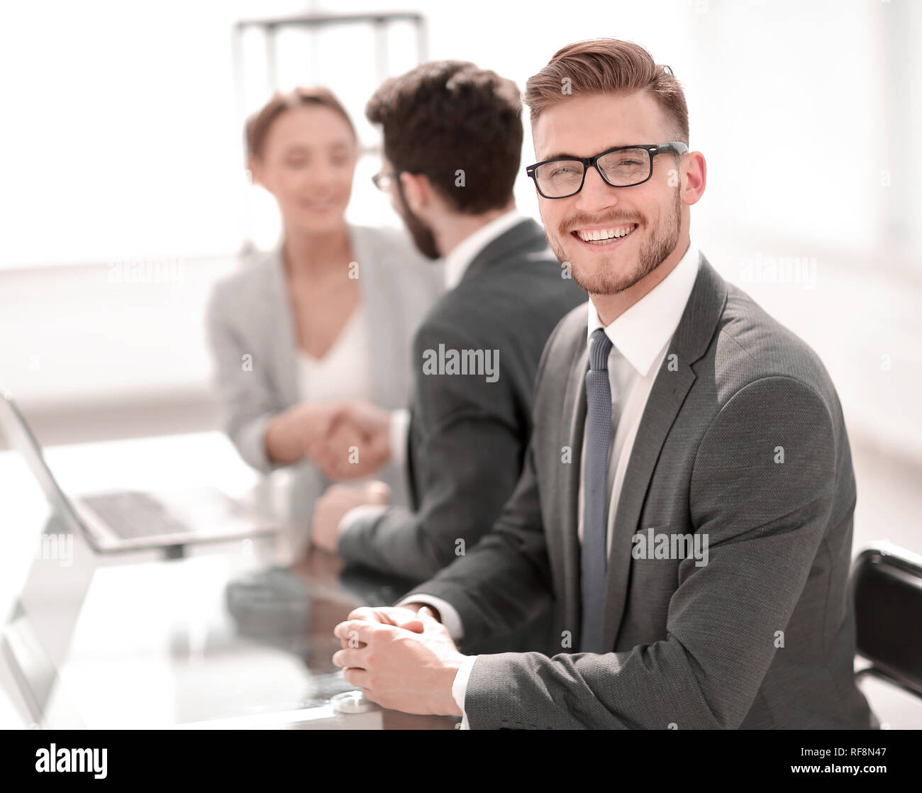 side view.handshake business people at the Desk Stock Photo - Alamy