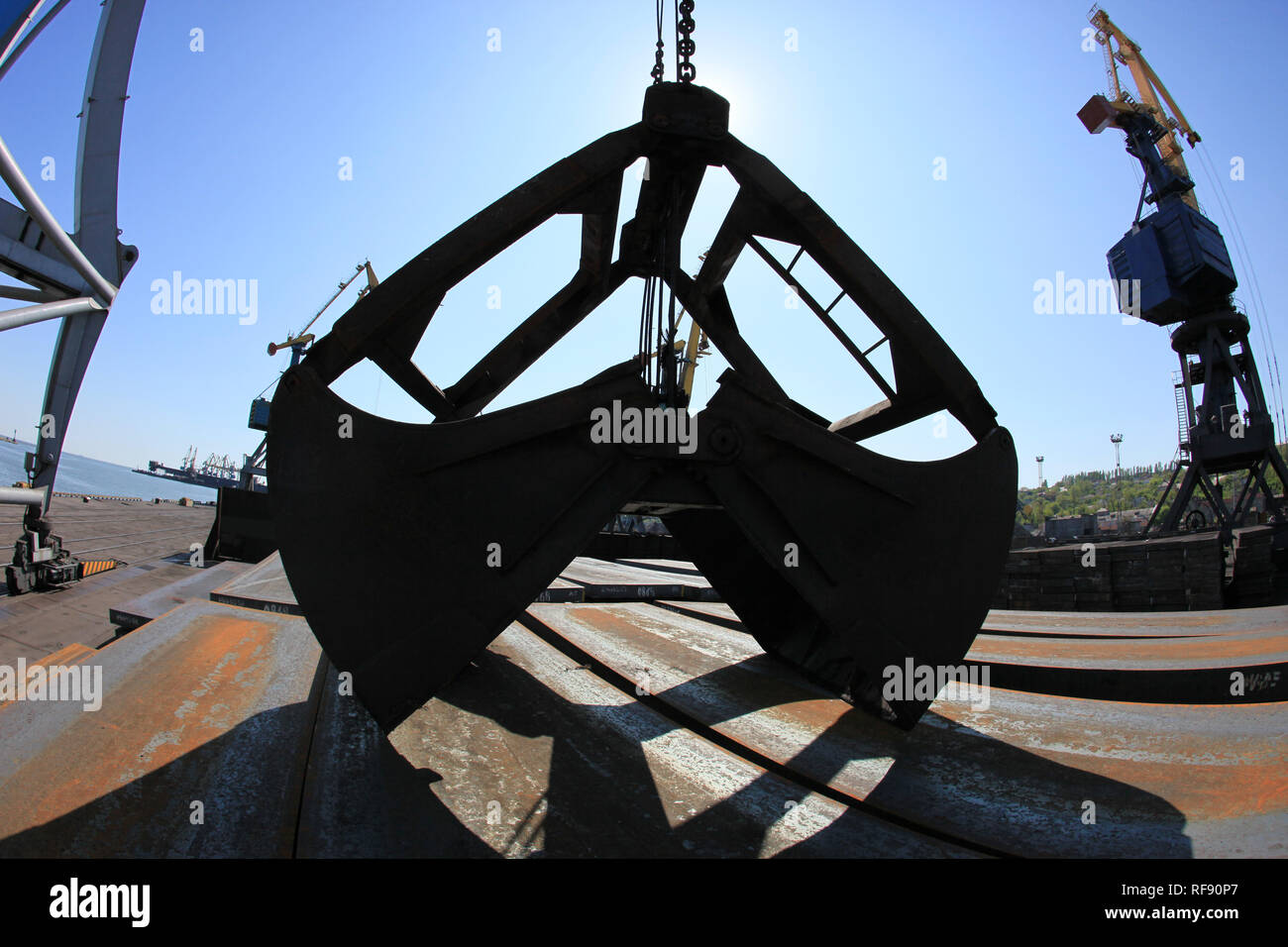 Crane bucket hi-res stock photography and images - Alamy