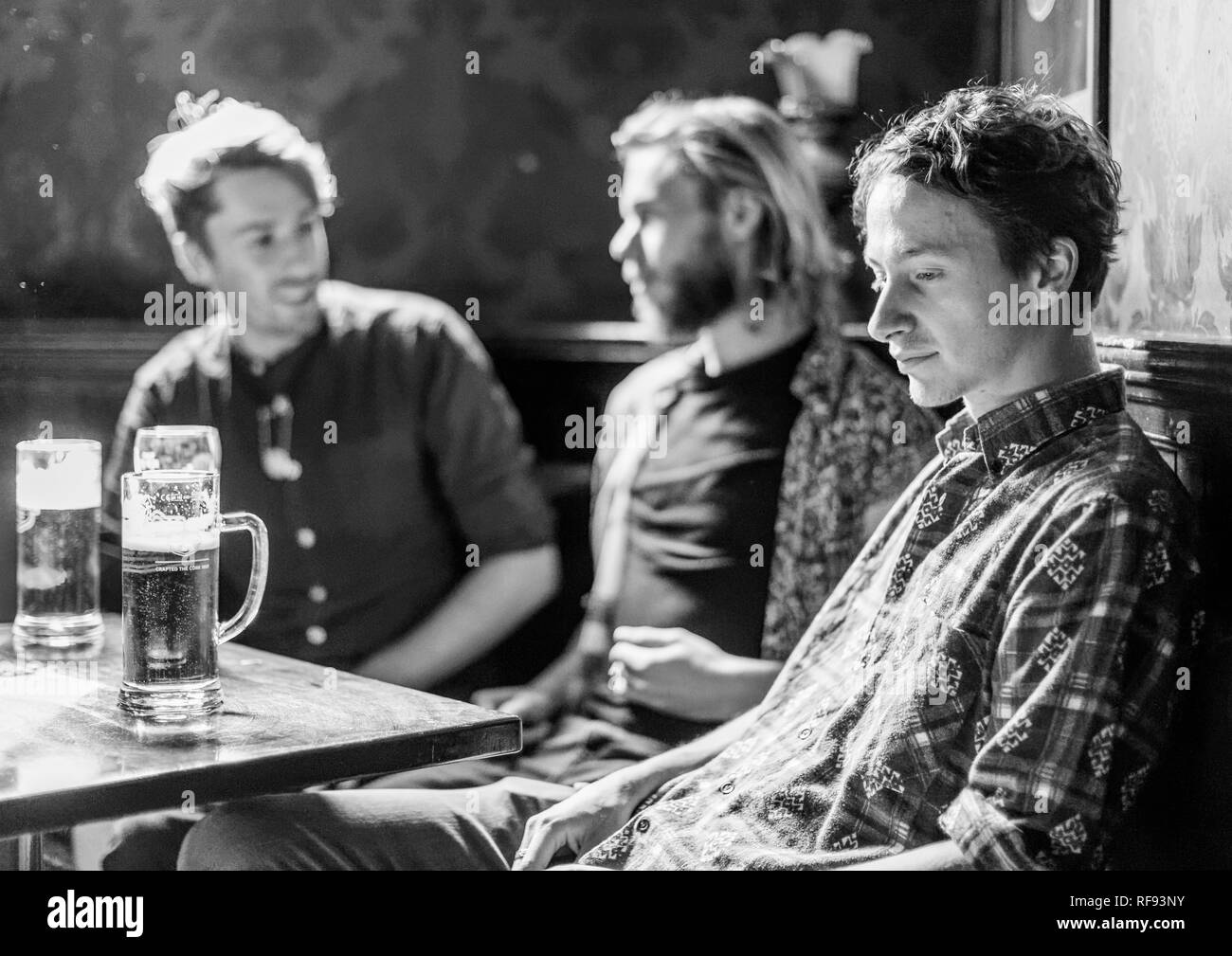 Men in bar hi-res stock photography and images - Alamy