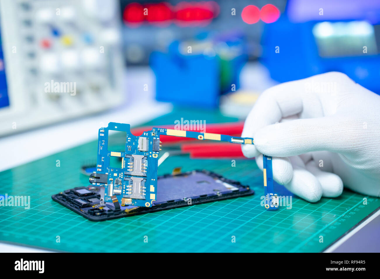 Fix of mobile phone in lab Stock Photo - Alamy