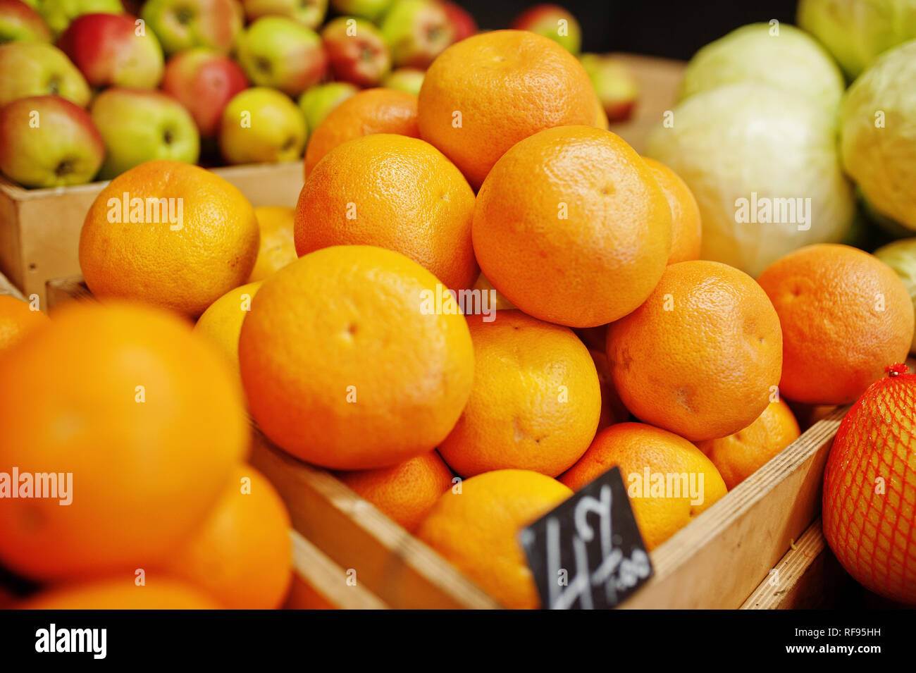 Oranges on shelf hi-res stock photography and images - Alamy