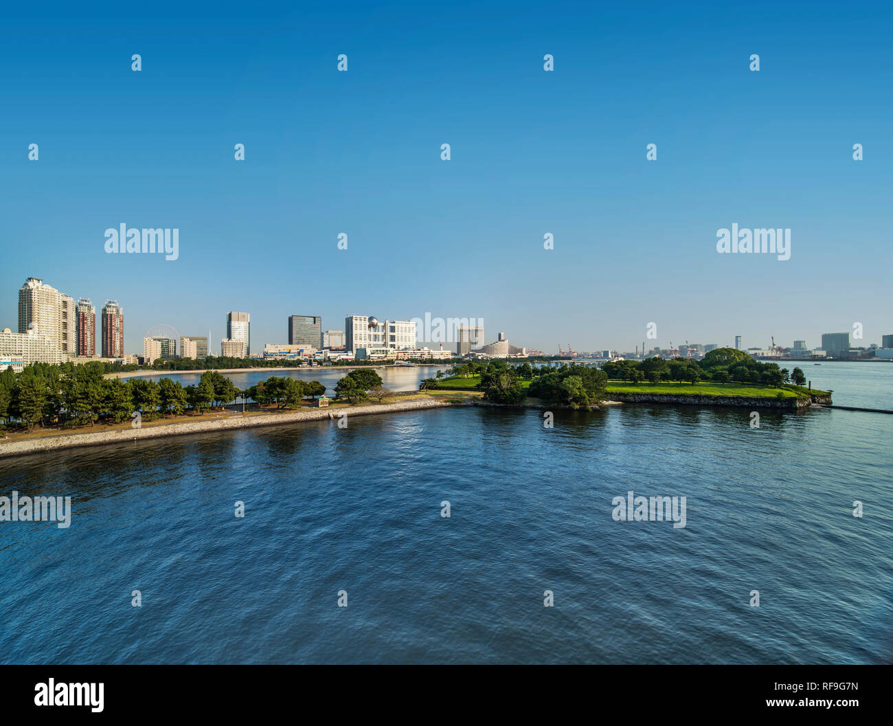 View of the bay of Odaiba with daiba park and the beach in the distance ...