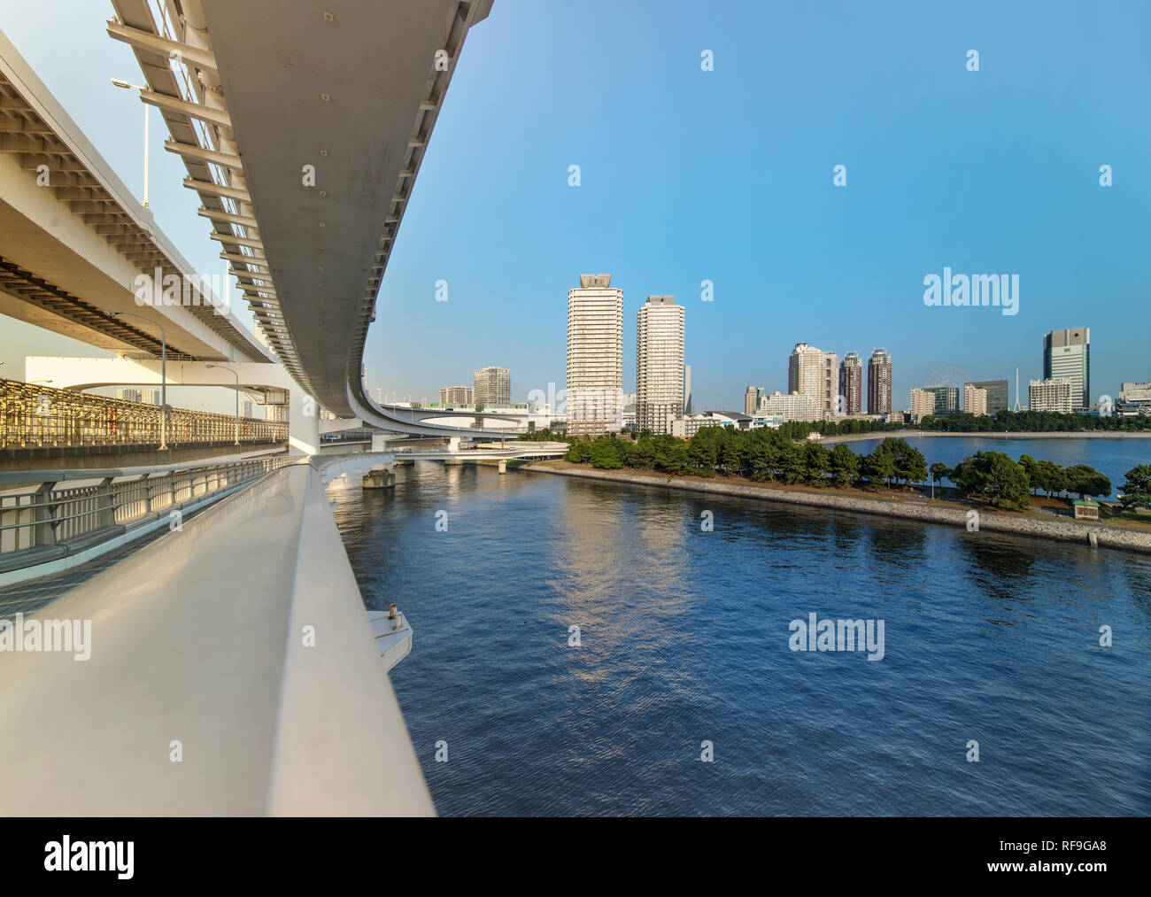 View of the bay of Odaiba with daiba park and the beach in the distance ...