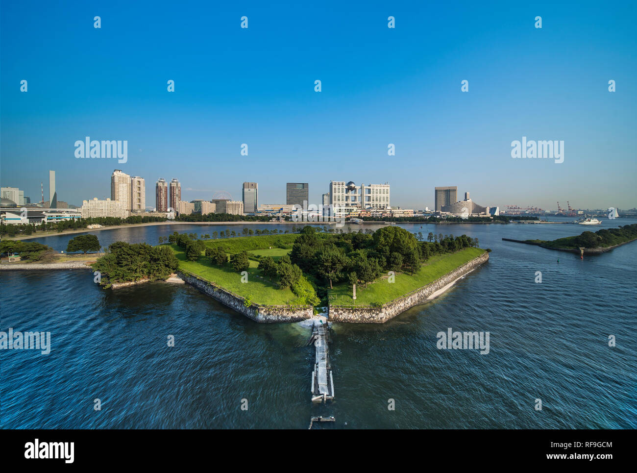 View of the bay of Odaiba with daiba park and the beach in the distance ...