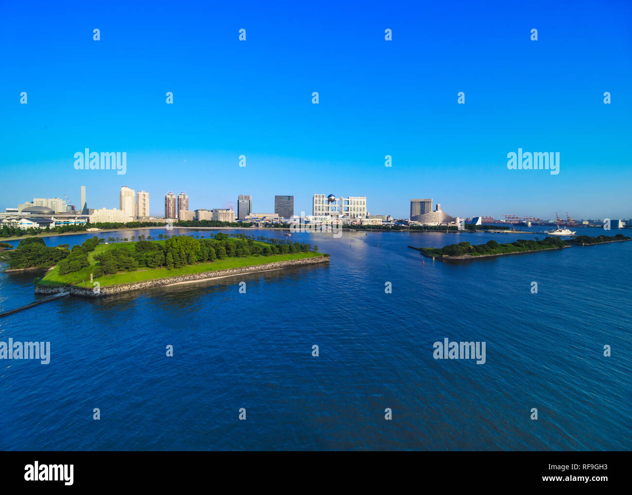 View of the bay of Odaiba with daiba park and the beach in the distance ...