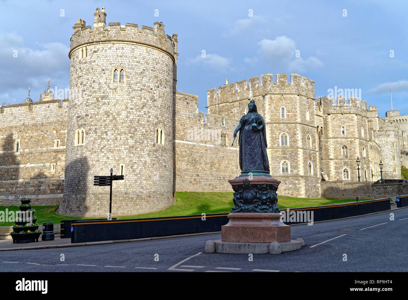 Windsor castle exterior hi-res stock photography and images - Alamy