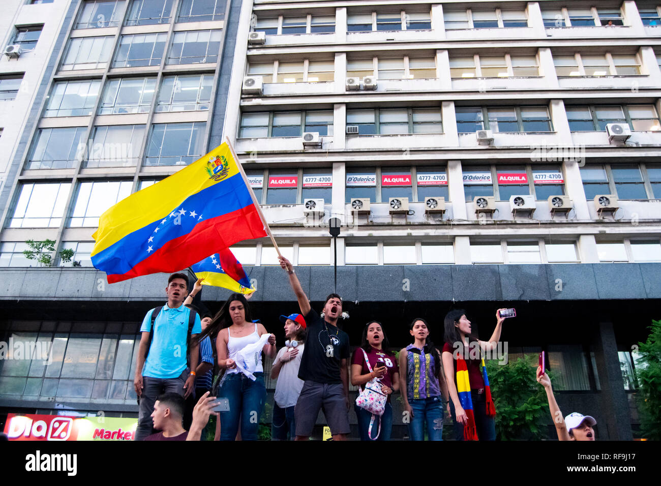 Venezuelans community of Buenos Aires opposed to the President Nicolas ...