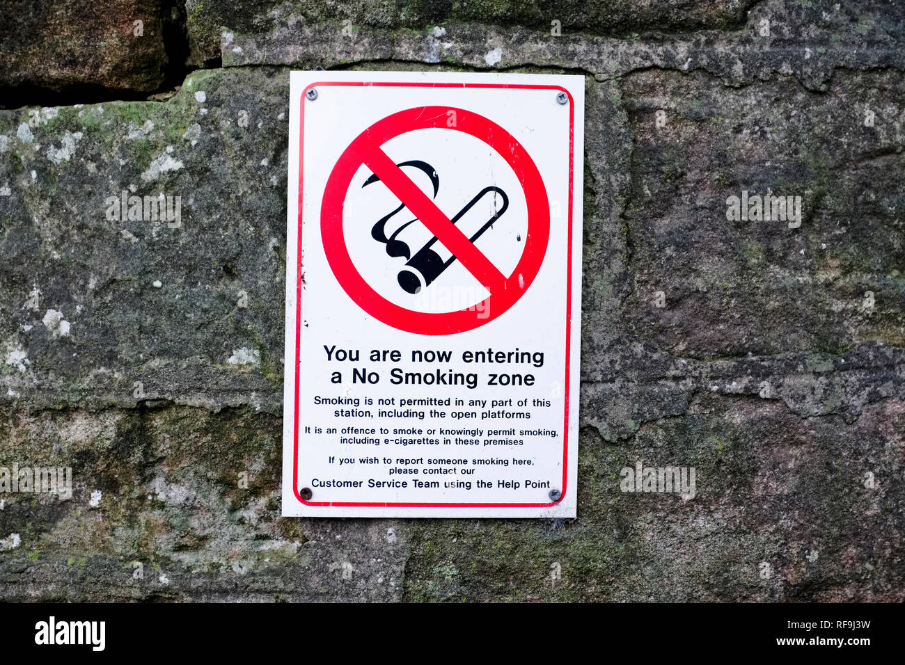 smoke free zone entering sign Stock Photo - Alamy