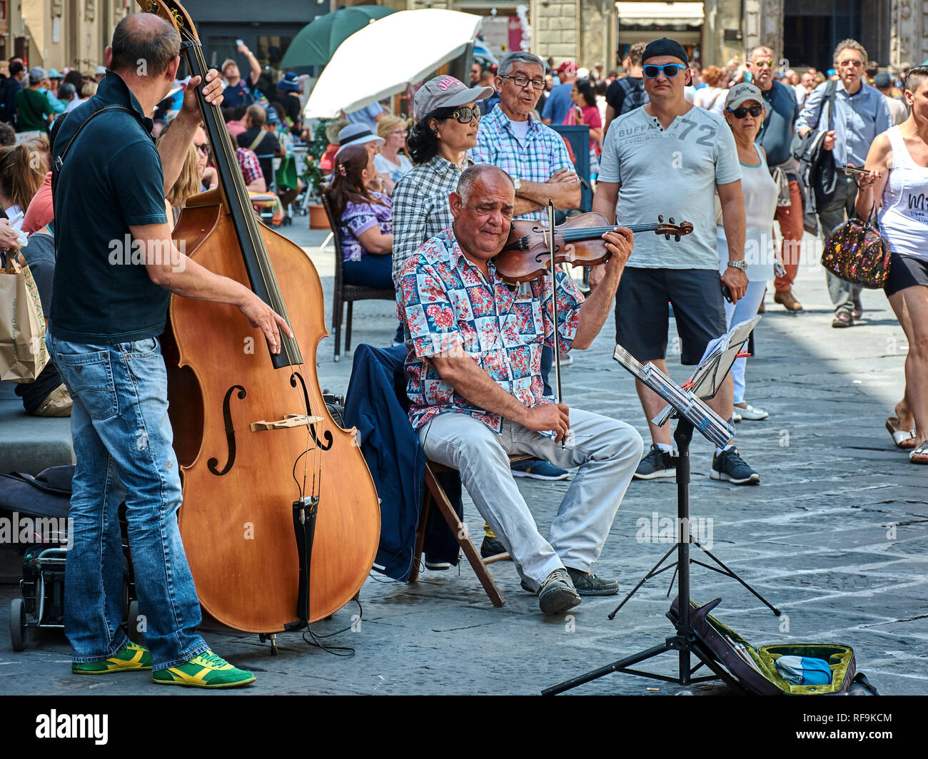 Playing the cello on the street hi-res stock photography and images - Alamy