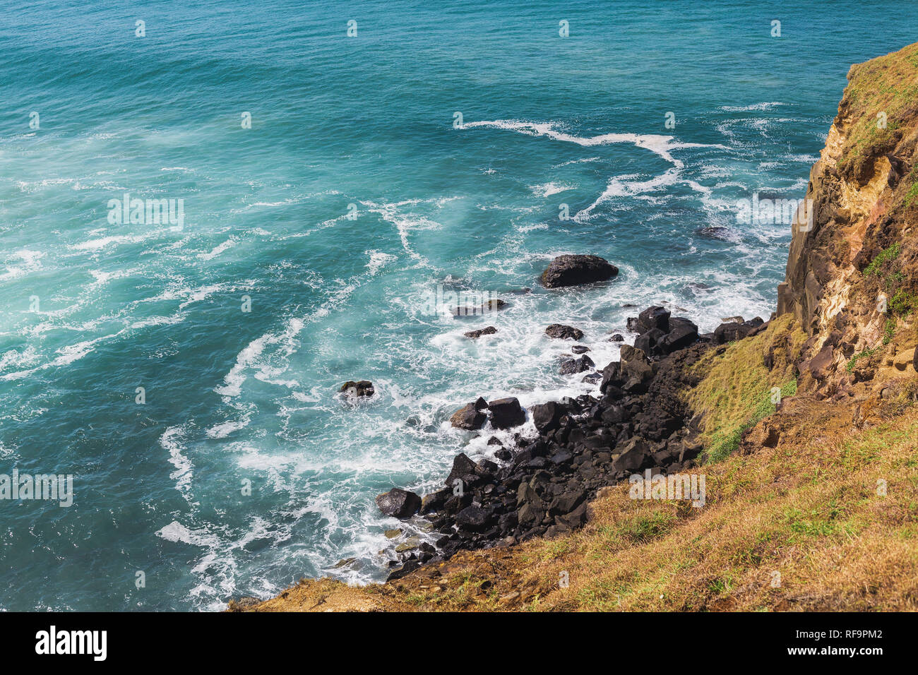 Grassy cliff edge hi-res stock photography and images - Alamy