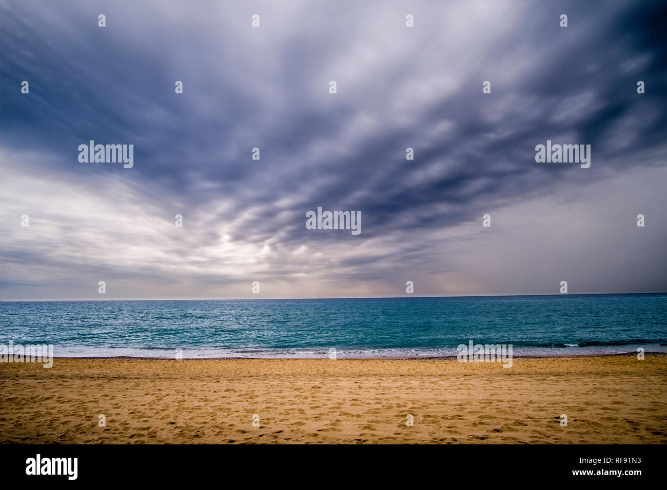 Empty beaches hi-res stock photography and images - Alamy