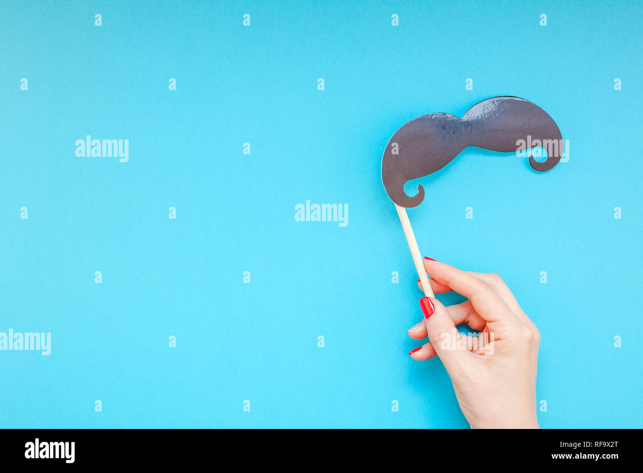 Creative flatlay top view retro black paper photo booth props ...