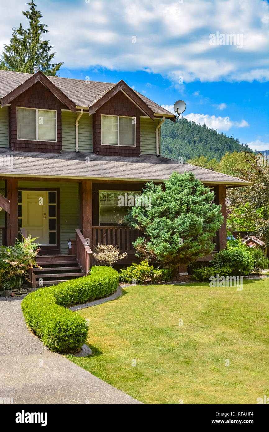 Entrance of big family house with green hedge on the front yard Stock ...