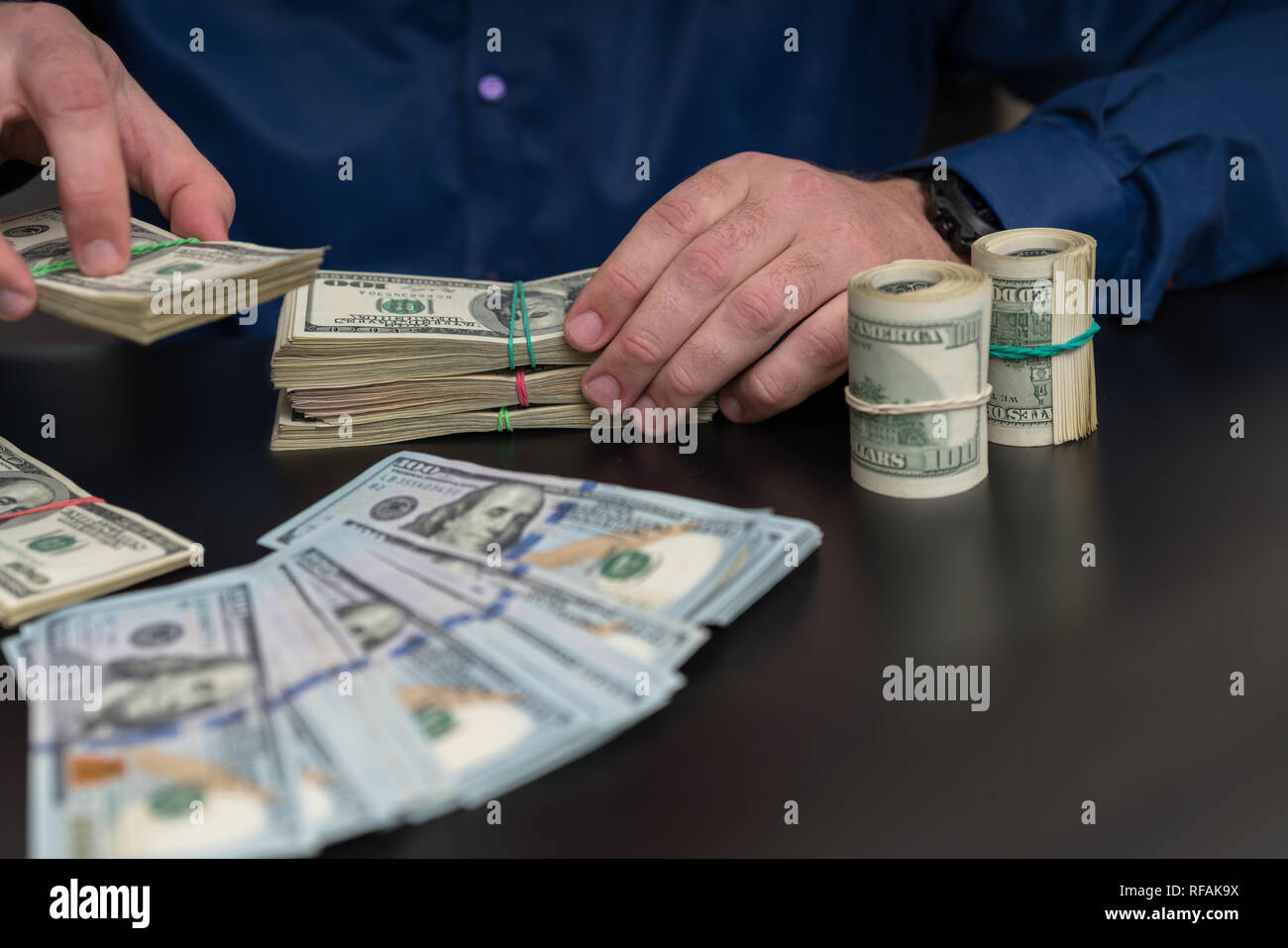 Handing over cash hi-res stock photography and images - Alamy