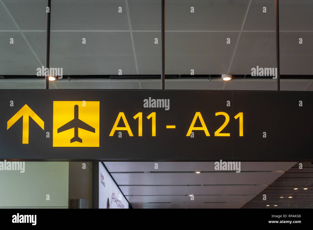 Airport destination board hi-res stock photography and images - Alamy