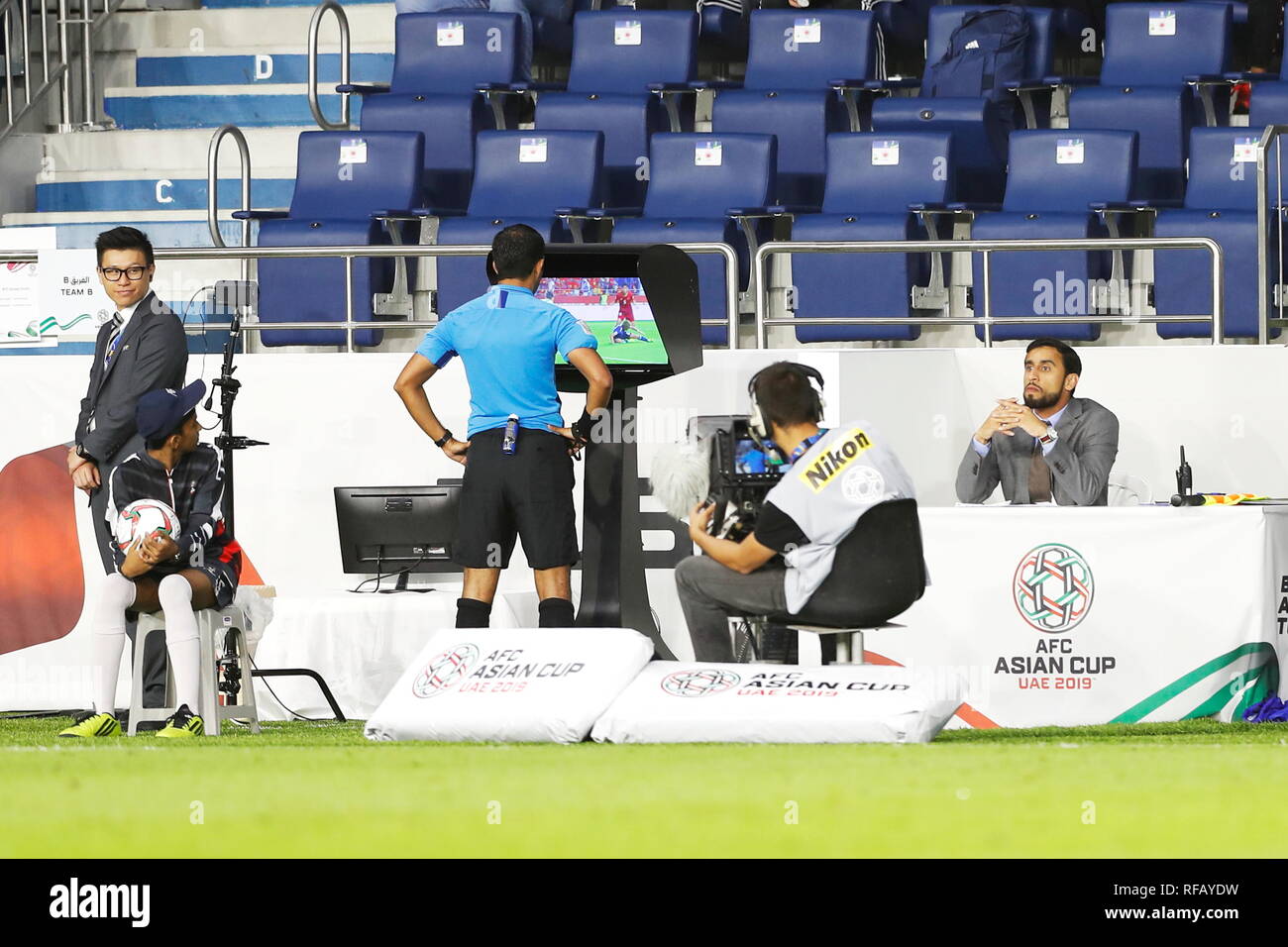 Var screen referee hi-res stock photography and images - Alamy