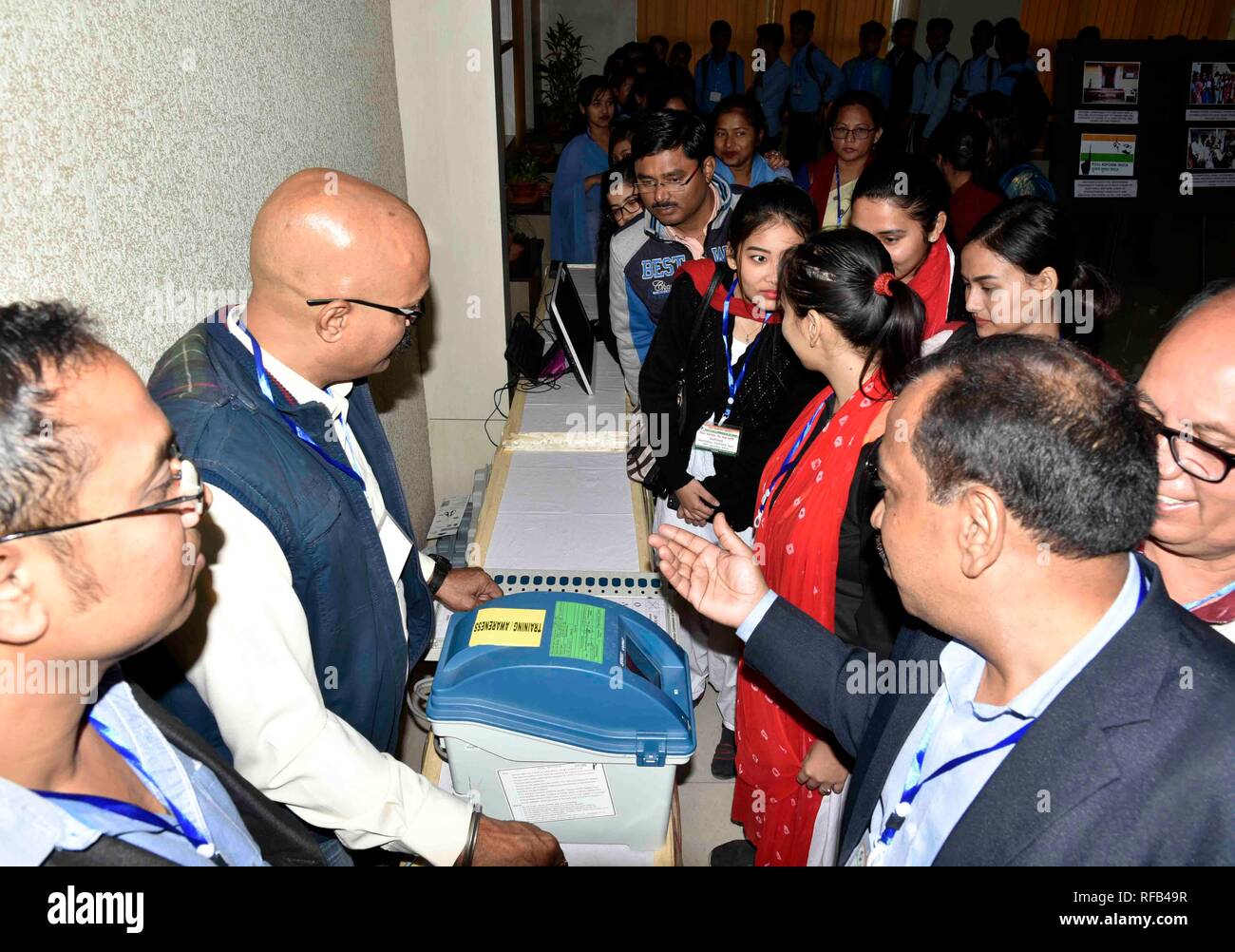 India voting machine hi-res stock photography and images - Alamy