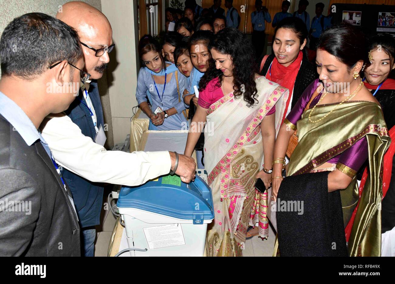 India voting machine hi-res stock photography and images - Alamy