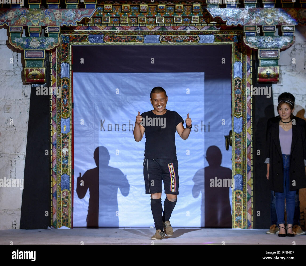 (190125) -- LHASA, Jan. 25, 2019 (Xinhua) -- Tashi greets the audience ...