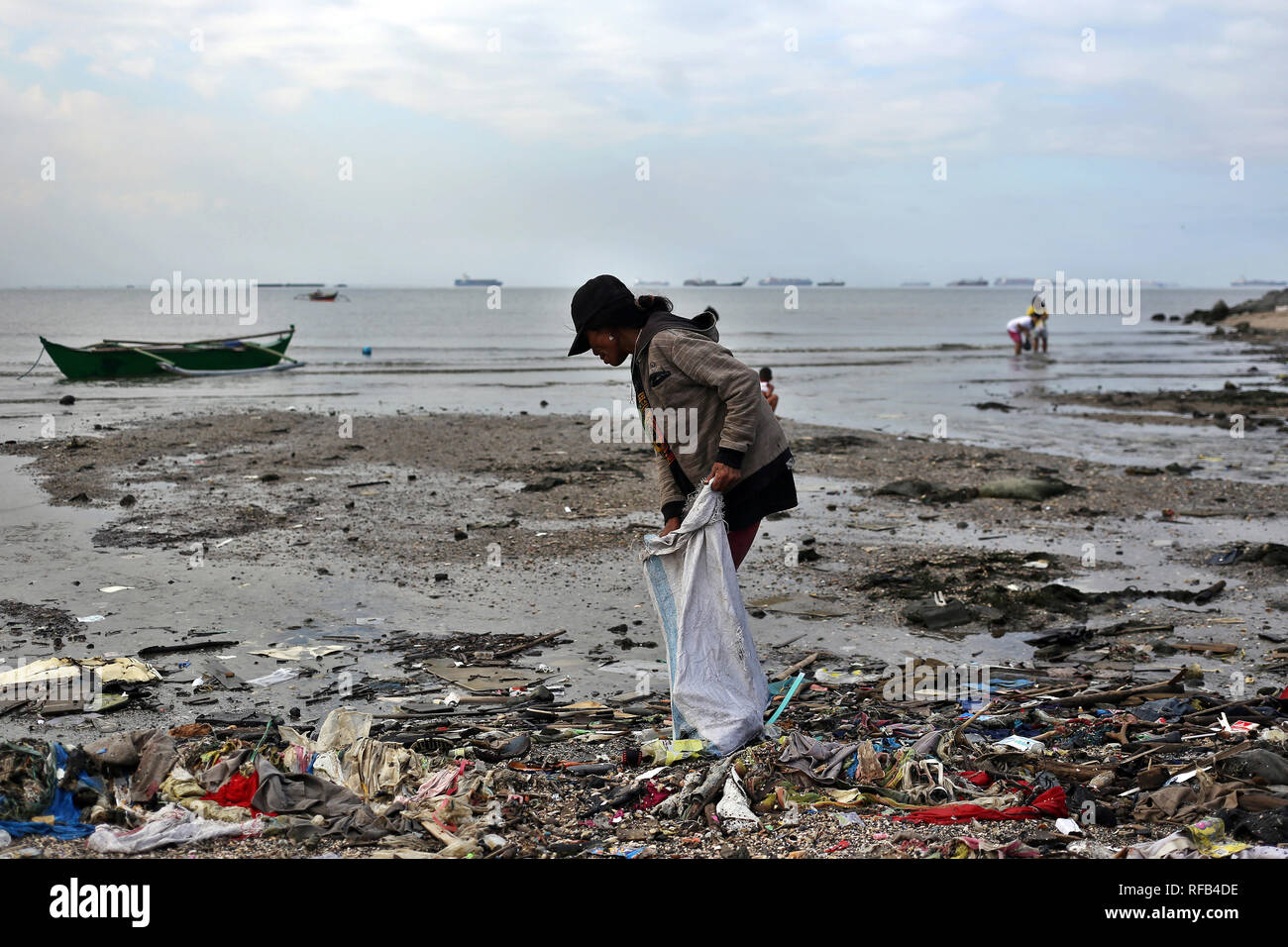 Philippines manila bay pollution hi-res stock photography and images ...