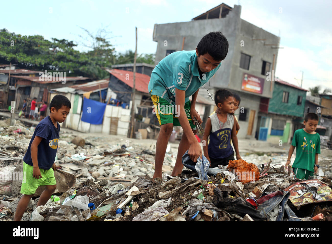 Manila, Philippines. 24th Jan, 2019. Several children are looking for ...
