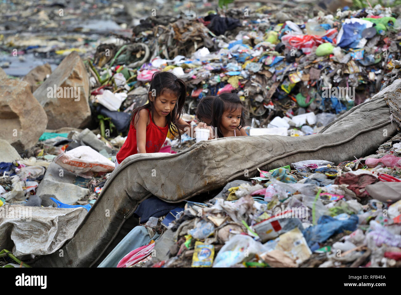 Manila, Philippines. 25th Jan, 2019. Three girls are playing in the ...