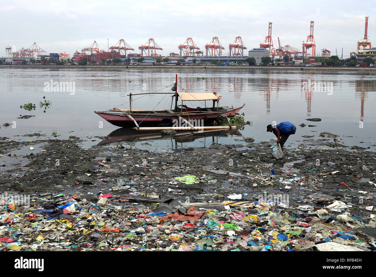 Manila, Philippines. 25th Jan, 2019. A man in Manila Bay is looking for ...