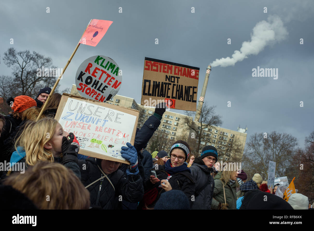 Berlin, Germany. 25th Jan, 2019. Pupils and students demonstrate ...
