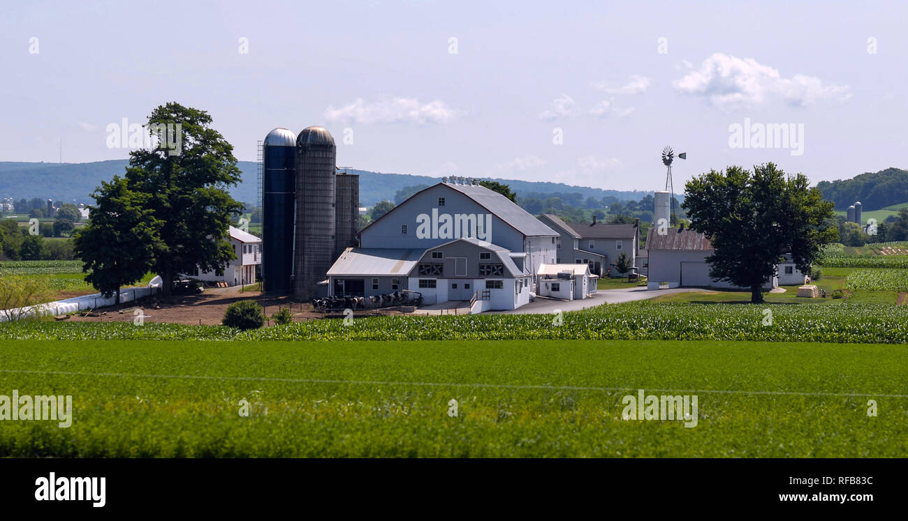 Amish Farm Landscape With Silos and Barn on a Sunny Day Stock Photo - Alamy