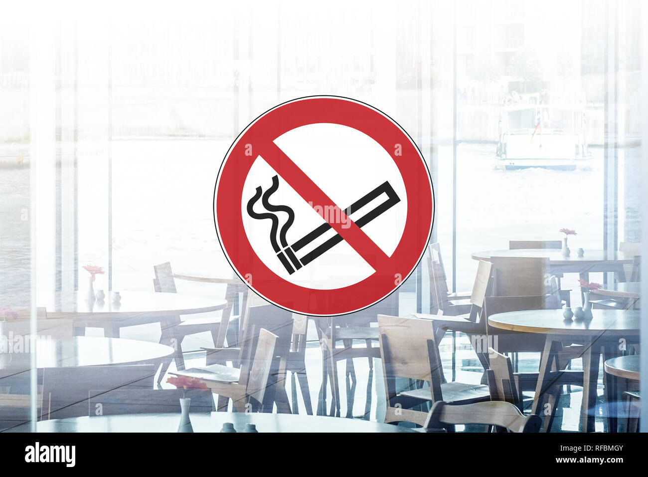 no smoking sign on window of restaurant / cafe Stock Photo - Alamy