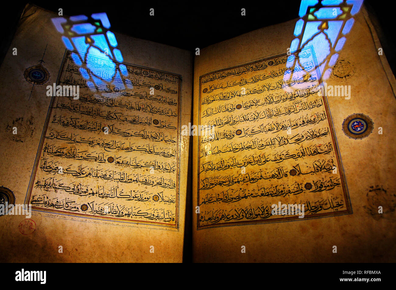 Quran manuscript calligraphy hi-res stock photography and images - Alamy