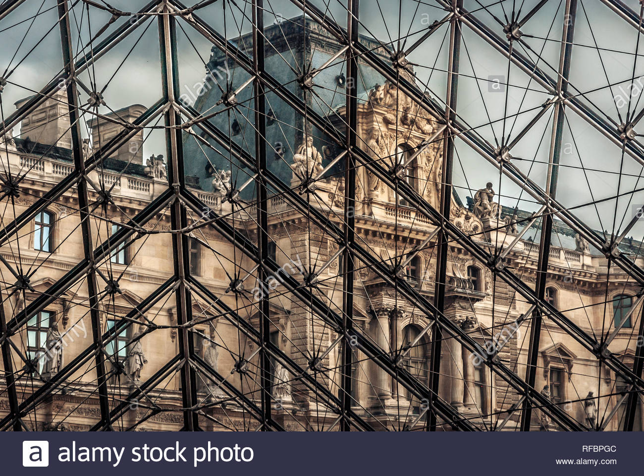 Glass Pyramid Roof Ceiling Stock Photos & Glass Pyramid Roof Ceiling ...