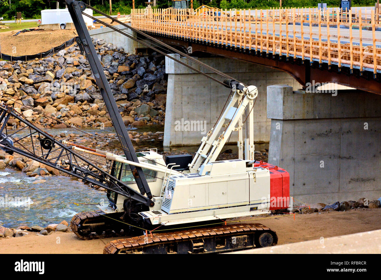 Mobile cranes lifting hi-res stock photography and images - Alamy