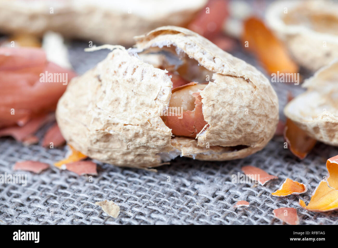 peanut nutshell which is rubbish, nut kernels are used for cooking ...